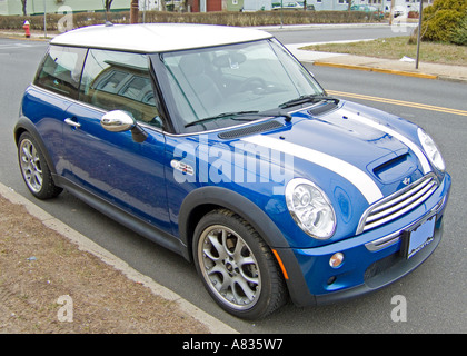 Auto BMW Mini Cooper CABRIOLET, modello anno 2004-, rosso, open top ...