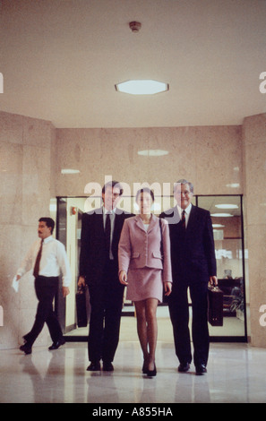 Uomini e donne nel corridoio Foto stock - Alamy