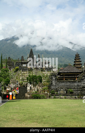 Il tempio di Besakih sul vulcano Agung. Il tempio più sacro e ...