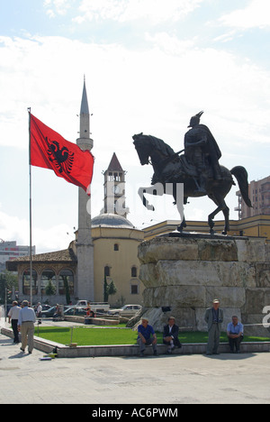 Bandiera albanese, minareto e statua di Skanderbeg. Piazza Skanderbeg ...