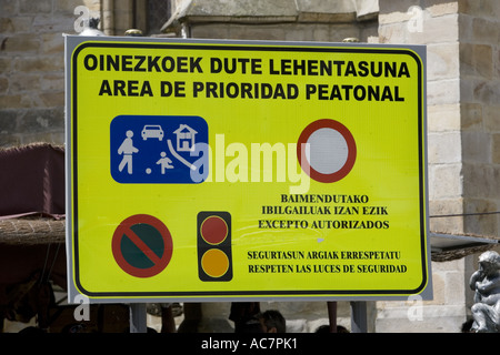 Un cartello stradale in lingua basca Euskara, Donostia-San Sebastian ...