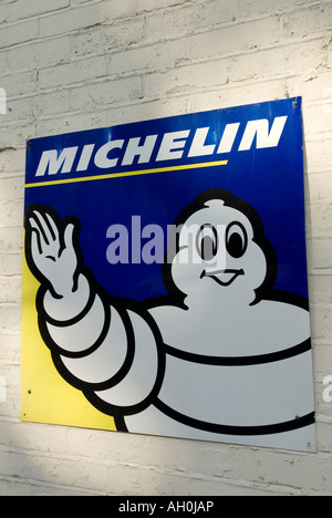 Pneumatici Michelin Cartello in metallo Foto stock - Alamy