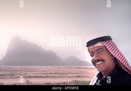 Giordano uomo beduino indossando una keffiyah un tradizionale velo ...