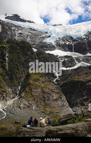 Gli escursionisti guarda acqua cascading off Rob Roy ghiacciaio ...