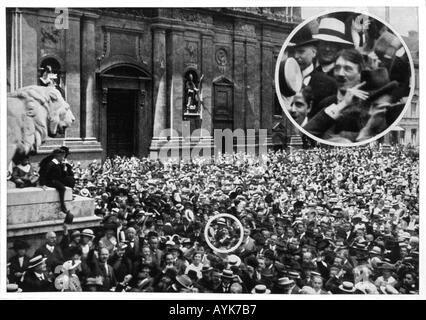 Adolf Hitler tra la folla in Odeonplatz, Monaco di Baviera, Germania ...