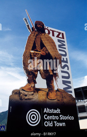 L'Italia, Alto Adige, Bolzano, Ötzi Museum, all'esterno, visitatore ...