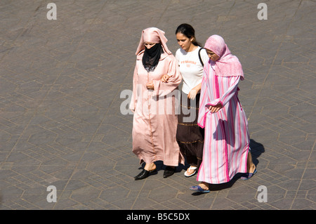 Due donne marocchine in costume, Chefchaouen, Marocco Foto stock - Alamy