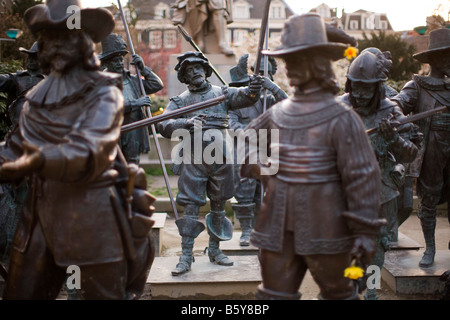 Statue in bronzo di soldati raffiguranti Rembrandt la ronda di notte la ...