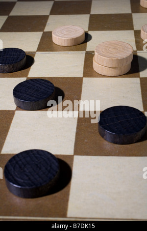 Piastrelle bianche e nere nella dama pattern Foto stock - Alamy