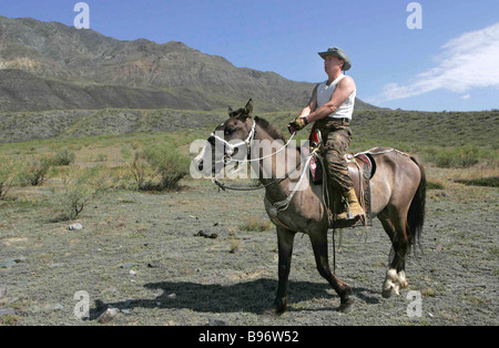 Il presidente russo Vladimir Putin a cavallo presso i contrafforti del ...