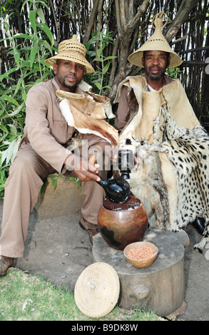 Sotho uomo bere birra di sorgo, Basotho Villaggio Culturale, Golden ...