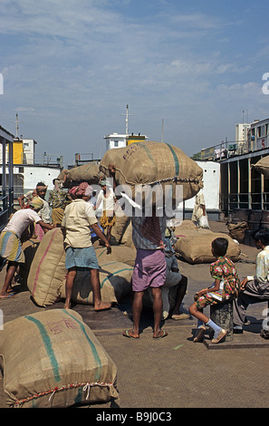 India Bengala Occidentale, Calcutta, Babu Ghat, figura a colori di ...