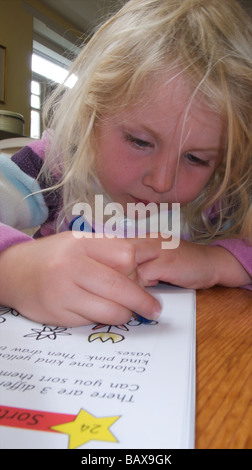 Bambini il disegno e la colorazione e fare i compiti a casa Foto stock ...