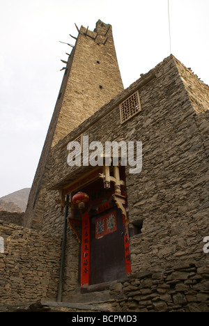 Case in pietra costruite dalla minoranza Qing, Taopin Qiang villaggio ...