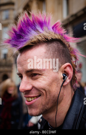 Giovane uomo punk con colorate e capelli pungenti, Glasgow, Scozia Foto ...