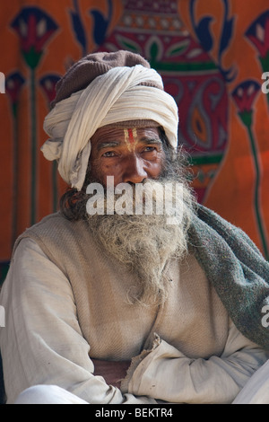 Uomo indù con tilak sulla fronte e la barba a Galta Monkey Palace ...