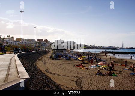 Il lungomare e la spiaggia, Playa Fanabe, a Costa Adeje, Tenerife nelle Isole Canarie, Spagna ...