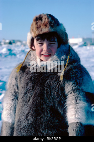 Ragazzo vestito in tradizionali Inuit abbigliamento di pelle, Iqaluit ...