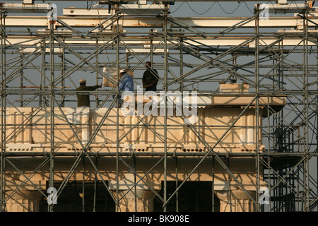 La ricostruzione dei propilei, l'entrata dell'Acropoli di Atene, Grecia ...