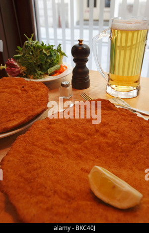 Il Wiener Schnitzel o lo schnitzel viennese, è uno dei piatti più ...