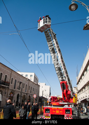 Fire Chief, Shmulik Friedman, prende parte alle prove un 37m gru per il ...