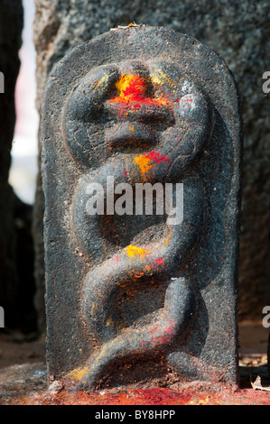Altare indù pietre in un villaggio di tempio raffigurante Indian vishnu ...