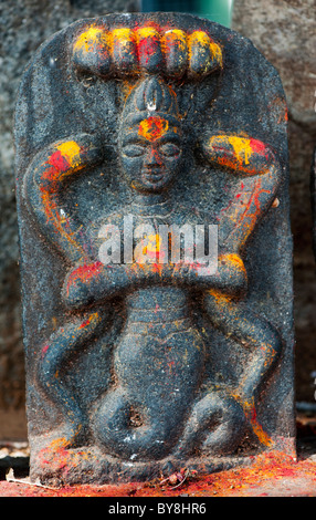 Altare indù pietre in un villaggio di tempio raffigurante Indian vishnu ...