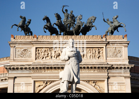 Statua in bronzo di cavalli Teatro Politeama Garibaldi Square Palermo ...