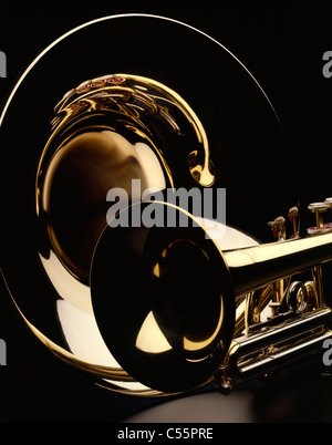 La tromba su sfondo nero Foto stock - Alamy