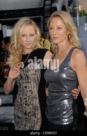 Anne Heche, Abigail Heche presso gli arrivi per Premiere mondiale del Cirque du Soleil IRIS ...