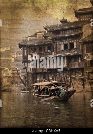 Antica città della Cina, Fenghuang. Case in legno sull'acqua. Villaggio ...