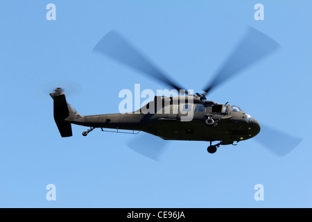 Un elicottero UH-60L Black Hawk capo dell'equipaggio della 10th Combat ...