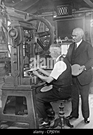 Emil Berliner con un grammofono, 1927 Foto stock - Alamy
