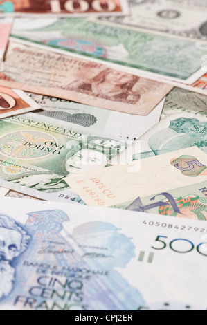 varie vecchie banconote in denaro da diversi paesi del mondo, stack di ...