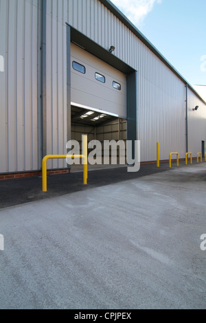 Porta a battente o porta a rullo e pavimento in cemento esterno .Bianco ...