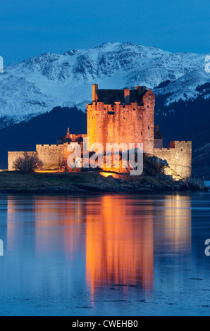 Inverno neve a Eilean Donan Castle e Loch Duich vicino a Dornie ...