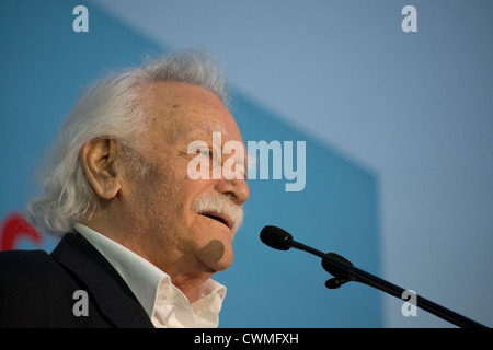 Manolis Glezos, WW2 hero, offre un discorso durante un periodo pre ...