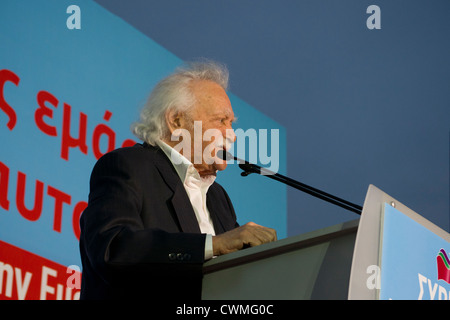 Manolis Glezos, WW2 hero, offre un discorso durante un periodo pre ...