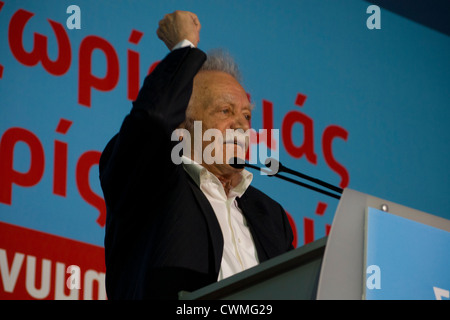 Manolis Glezos, WW2 hero, offre un discorso durante un periodo pre ...