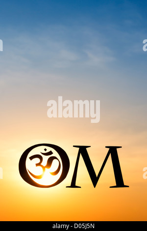 OM indù / simbolo AUM e silhouette Buddha al tramonto. India Foto stock ...