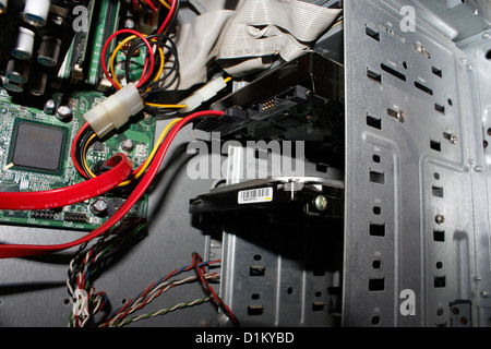 Un computer desktop PC con cabinet aperto che mostra le parti interne ...