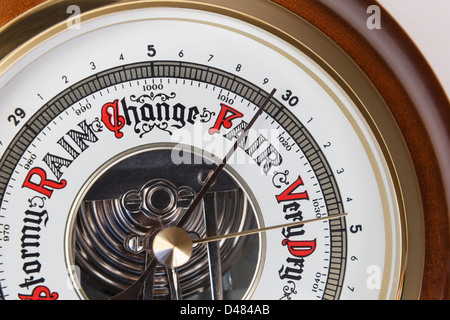 Un barometro aneroide per misurare la pressione atmosferica. Inventato ...