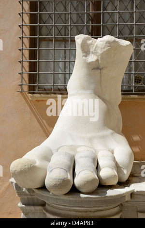 Il gigante antico piede di marmo statua parte di un monumento romano in ...