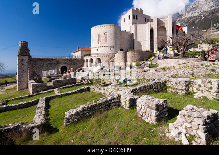 L'Albania. Kruje. Il castello di Kruja. Il National Skanderbeg museo ...
