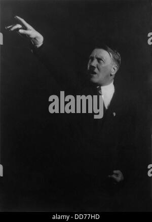 Adolf Hitler nella drammatica oratorical pone. Egli ha provato la sua ...