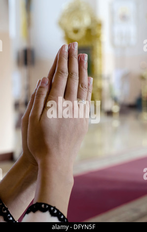 La donna cristiana prega con le mani incrociate in chiesa ...