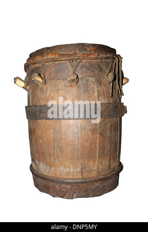 Tamburi africani e gli strumenti musicali in legno e pelle in un angolo ...