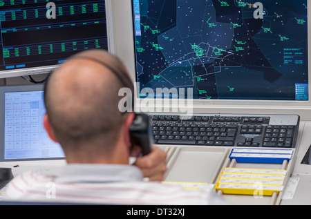 Il controllo del traffico aereo nella schermata Radar degli aerei sopra ...