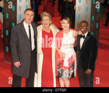 Greg Wise (L-R), Emma Thompson, Gaia saggi e Tindyebwa Agaba sapiente ...