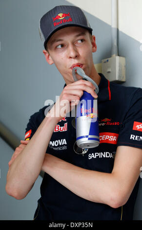 Daniil Kvyat (RUS) Scuderia Toro Rosso STR11 fa una sosta ai box. 28.08 ...